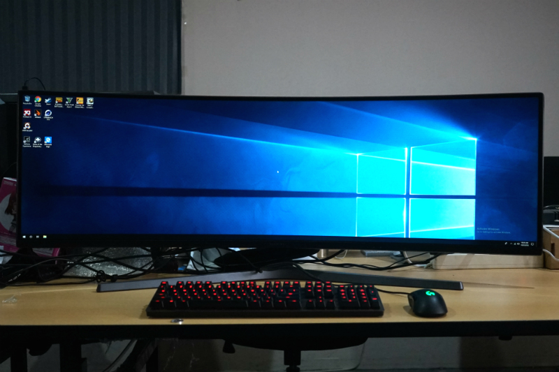 Monitor lebar yang cocok bagi desainer dan gamer berkantong tebal