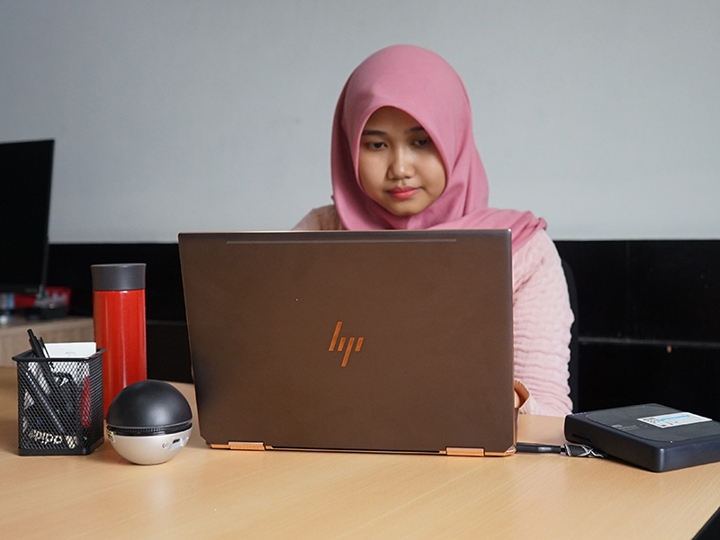 HP Spectre X360 Kencang Dengan Sudut Sudut Seksi