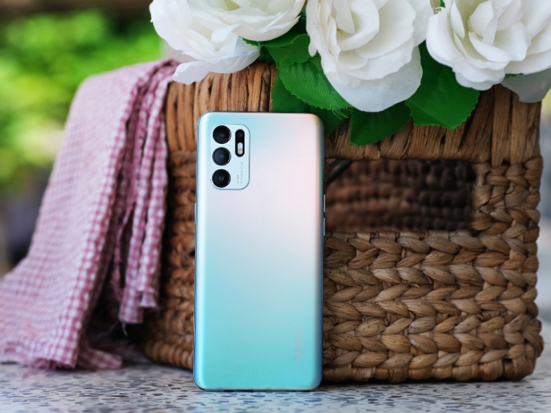 OPPO Reno6 tampil stylish dengan teknologi Reno Glow